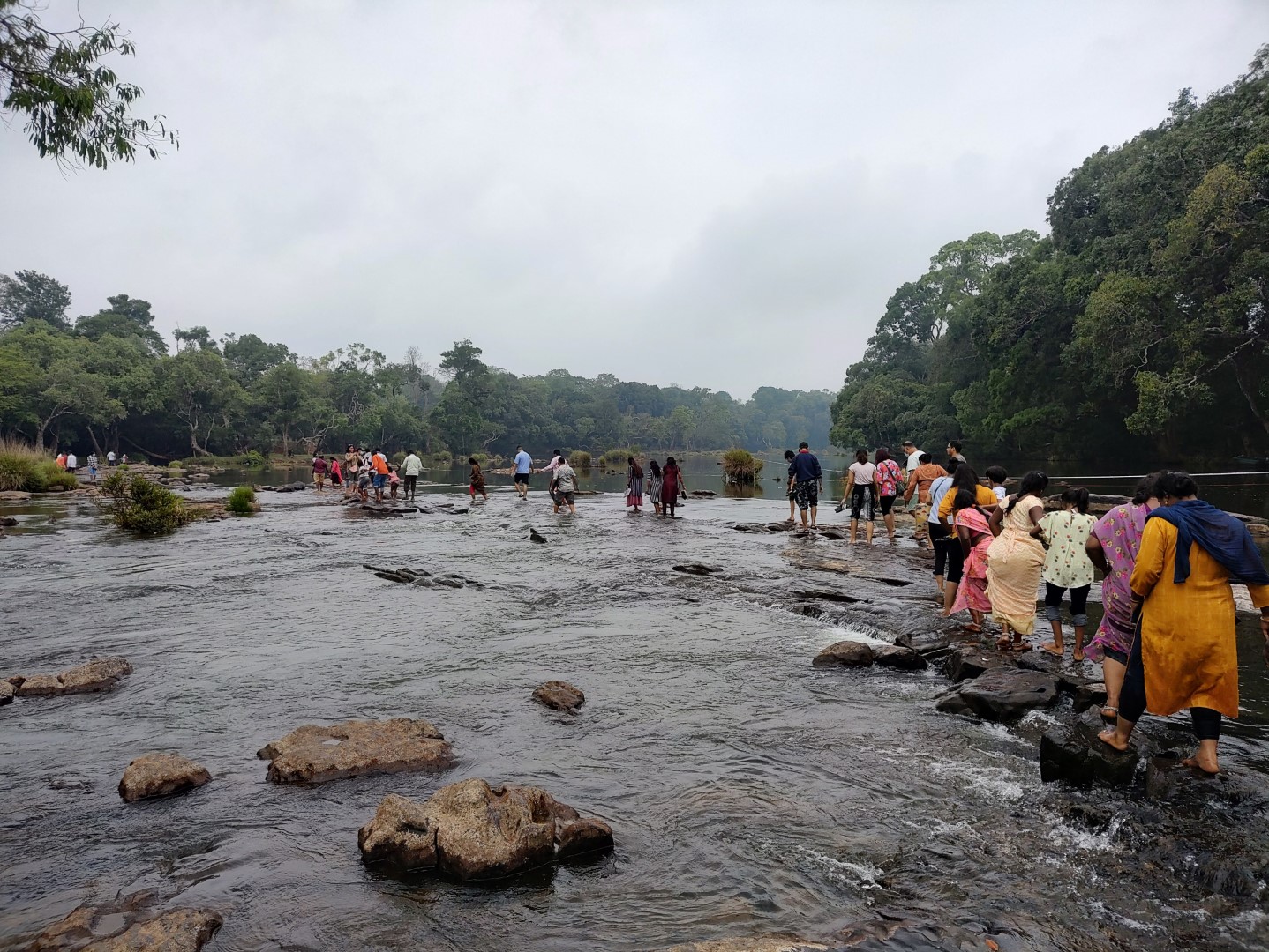 2022_tourists_crossing_kaveri_river_to_reach_dubare_elephant_camp